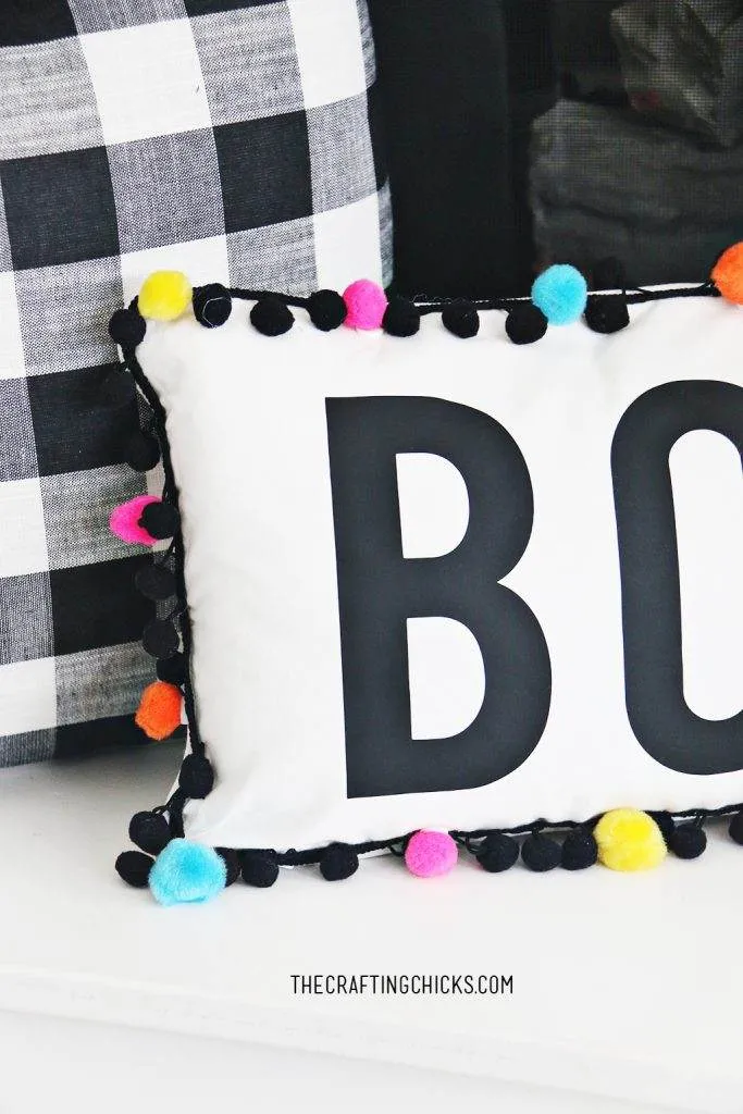 "Boo" Pillow for Halloween - The Crafting Chicks